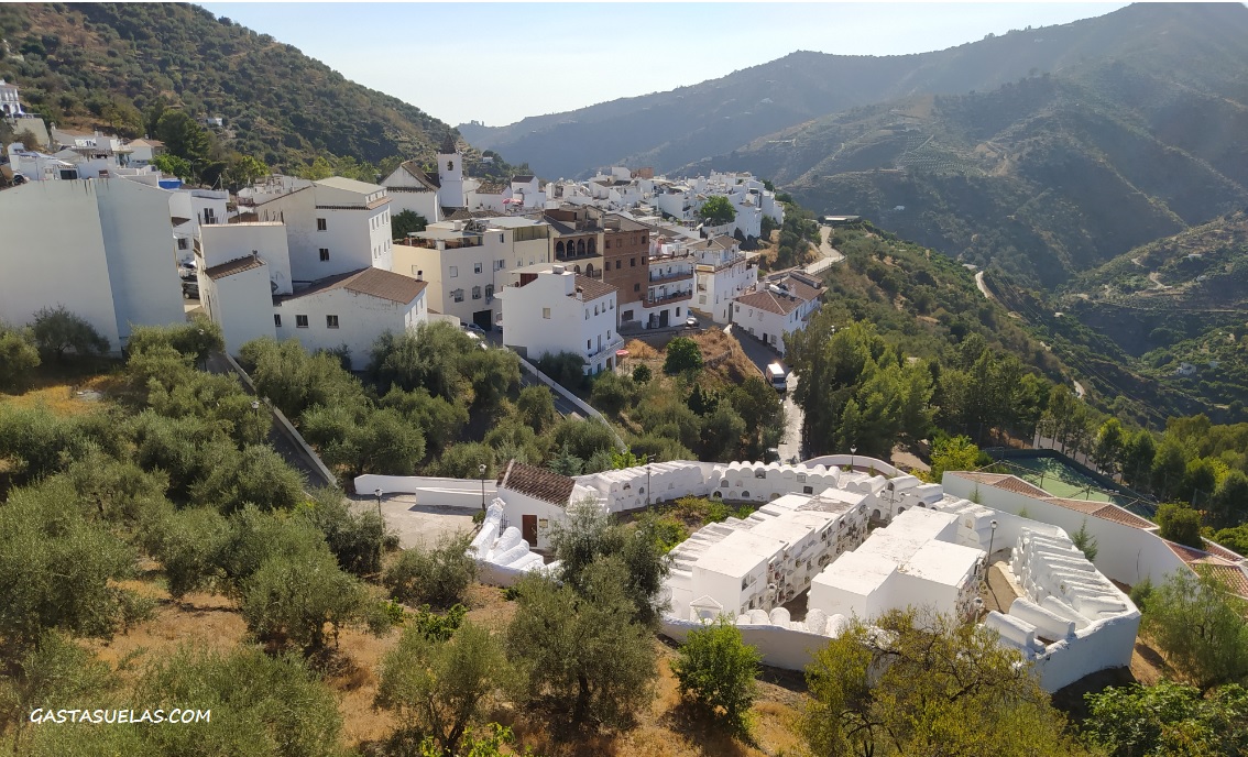 Sayalonga (Málaga) y su Cementerio Redondo único